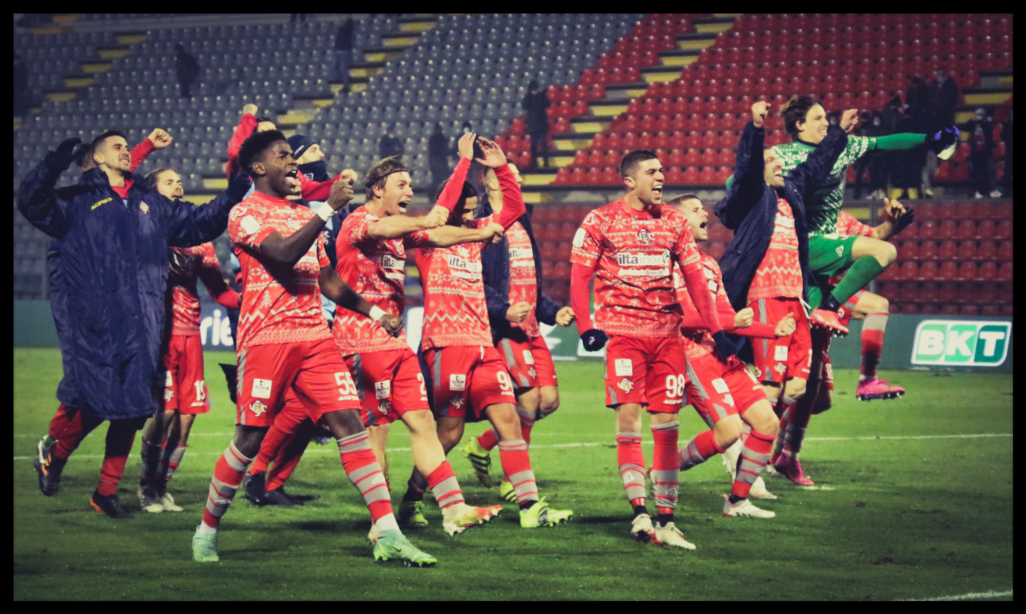 Kit of the Week #106: Cremonese’s Christmas Jumper Jerseys – Sartorial ...